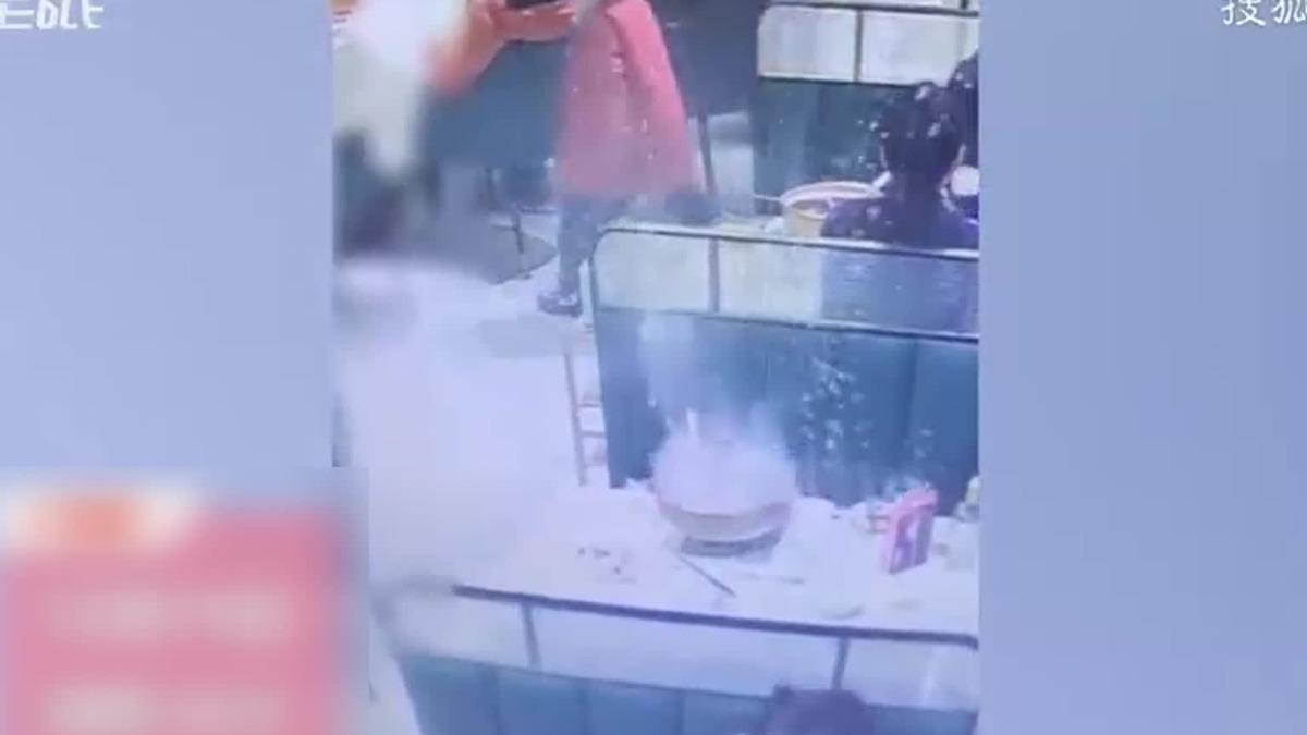 碰！火鍋爆炸！打火機滑進湯鍋 熱湯濺四周│TVBS新聞網