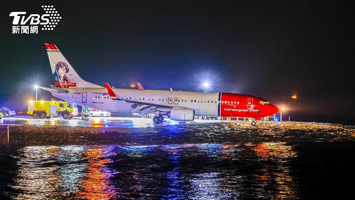 波音737降落後衝出跑道 「差15公尺險墜海」乘客驚恐逃生│TVBS新聞網