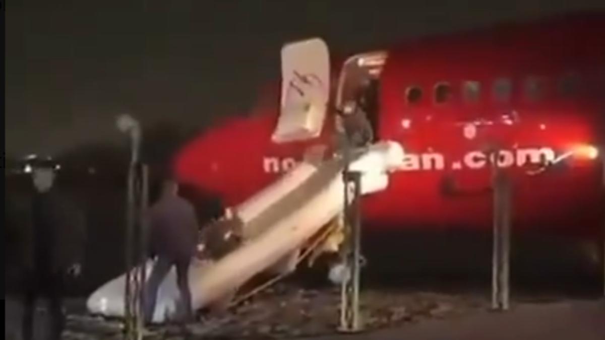 波音737降落後衝出跑道 「差15公尺險墜海」乘客驚恐逃生│TVBS新聞網