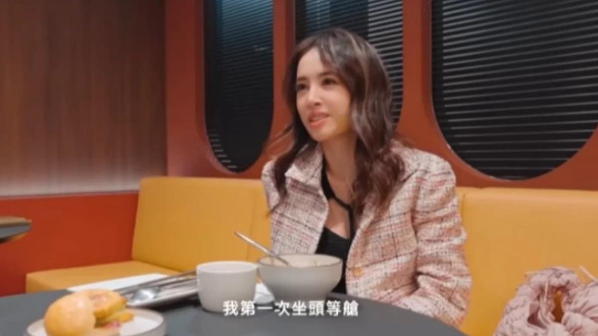 蔡依林頭等艙穿搭！背平價「COS可頌包」登機 快來Get同款│TVBS新聞網