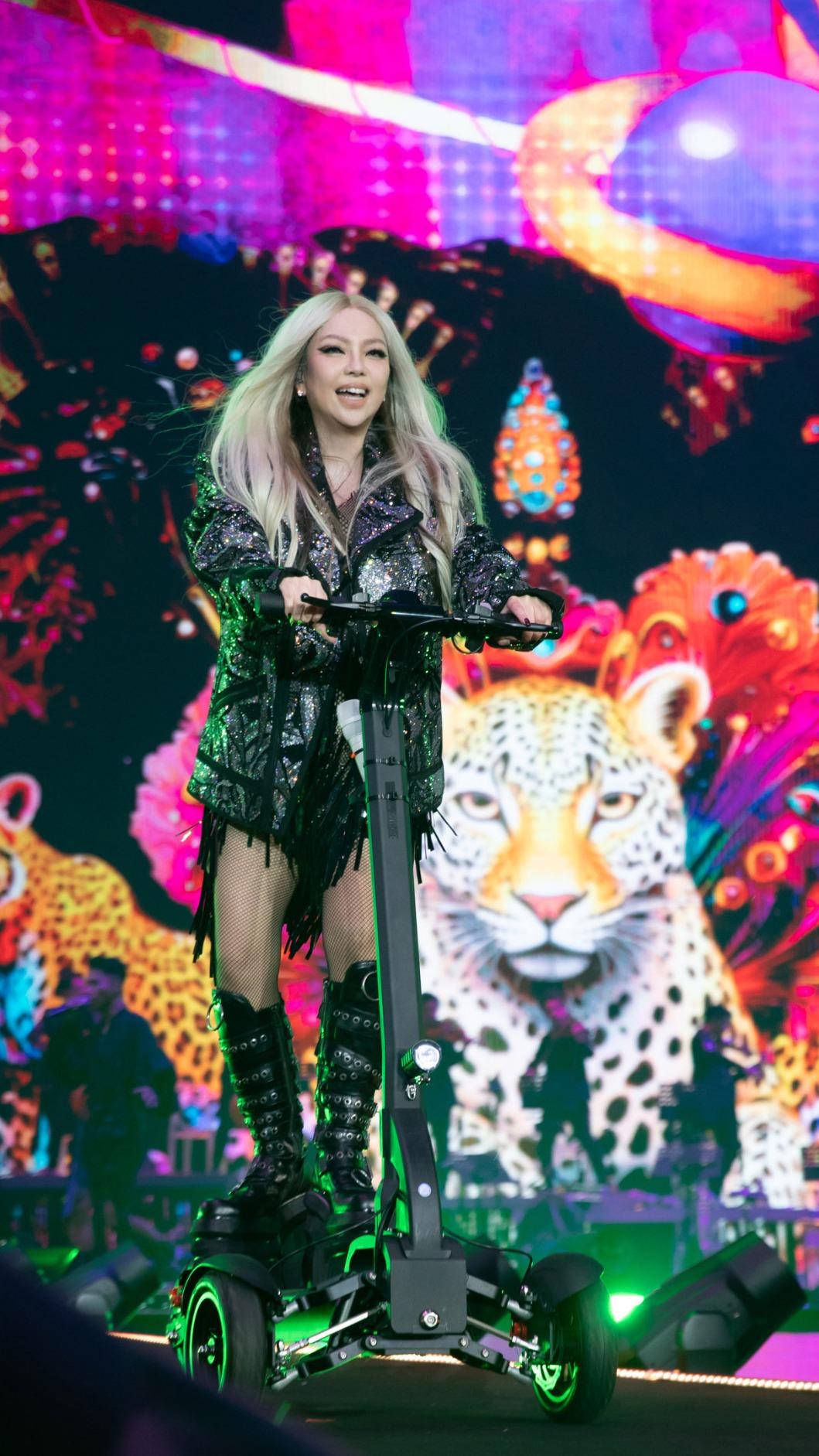 張惠妹嗨翻了！熱跳三振舞還加碼〈APT.〉 突嗆歌迷不看她：氣死我│TVBS新聞網