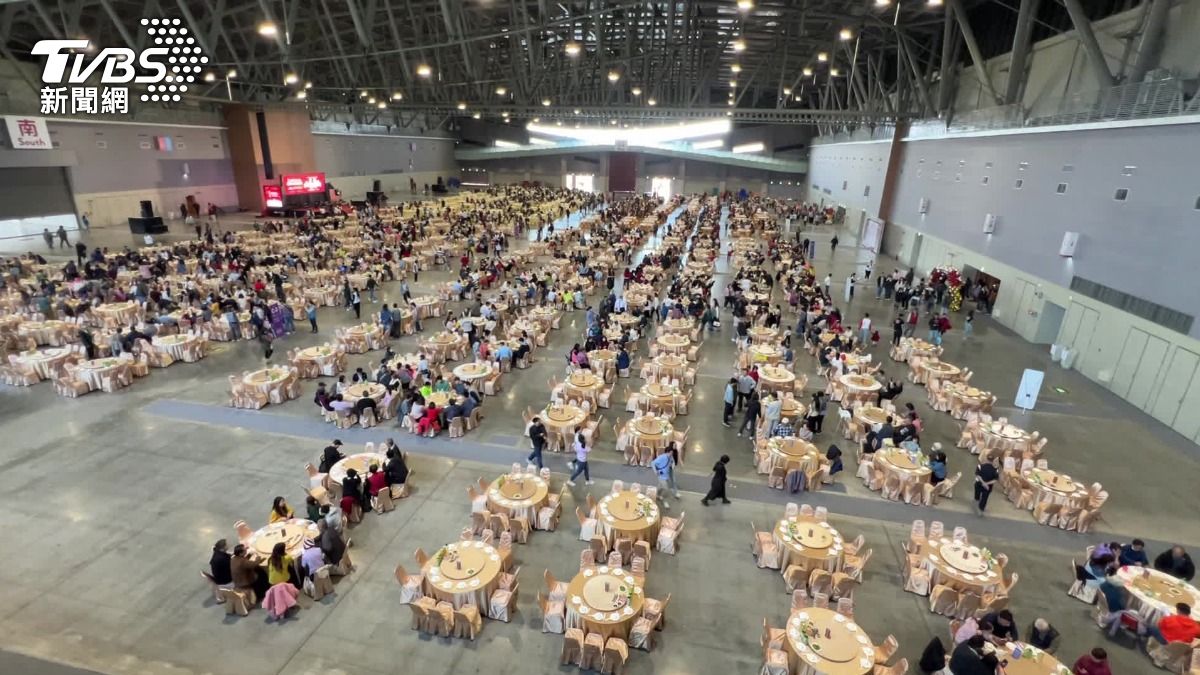 台南400宴熱鬧登場！4大名廚現場競技 民眾爭食│TVBS新聞網