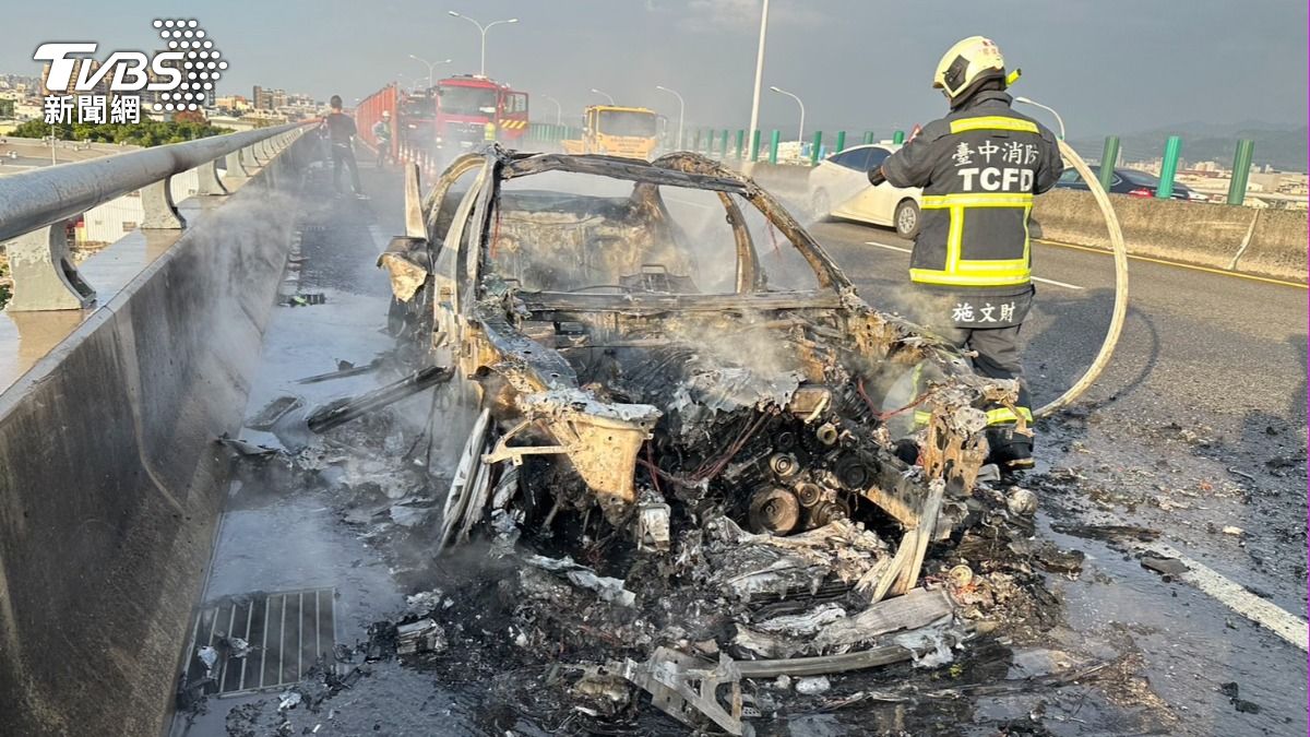 快訊／BMW轎車燒到剩骨架 台74塞爆變大型停車場│TVBS新聞網