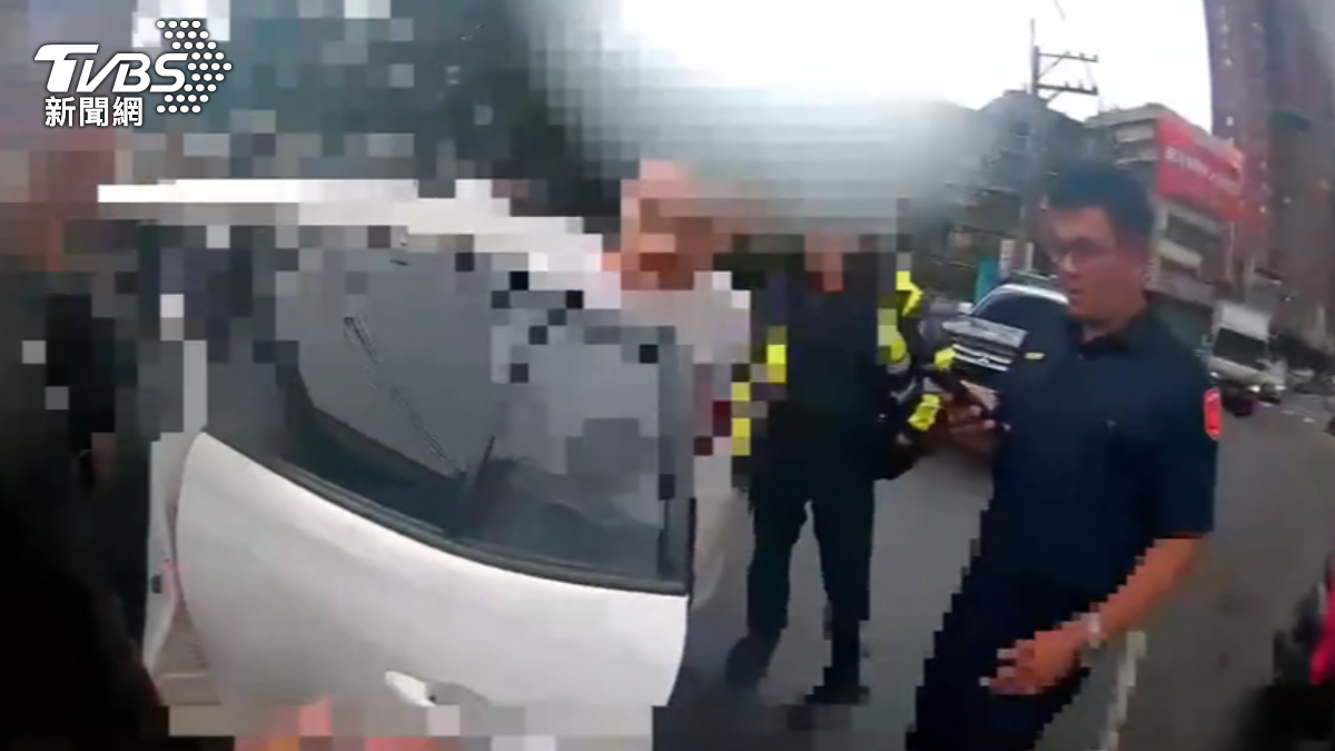 車內「玩手槍」朝窗外瞄 男耍帥遭警圍捕│TVBS新聞網