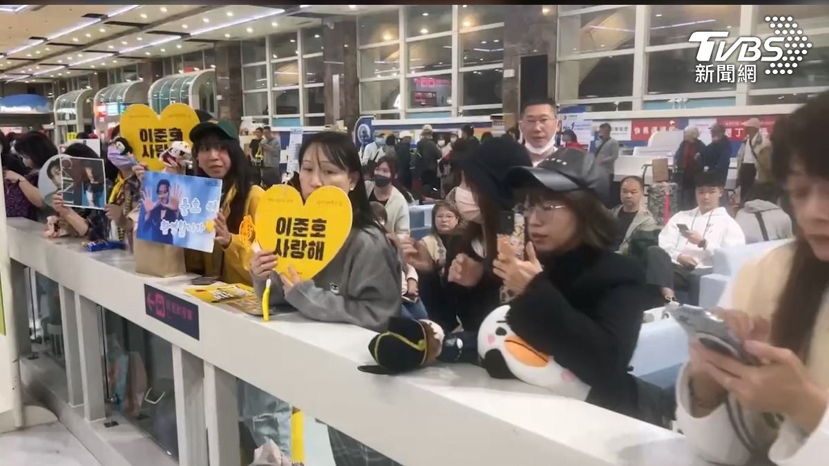 直擊／李俊昊暖爆了！漫步在小港機場 沿路與粉絲對視+狂丟愛心│TVBS新聞網