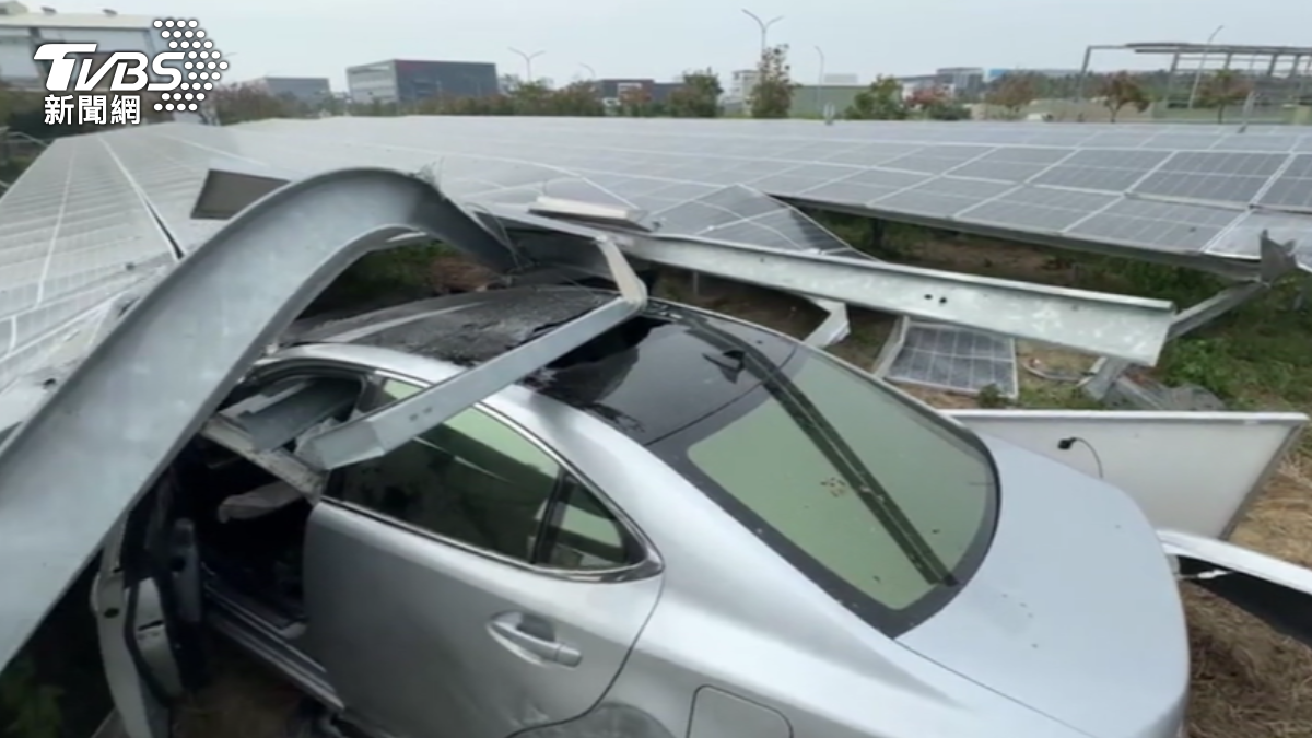元旦驚悚車禍！男駕車撞破圍籬衝太陽能板 鋼管插喉慘死│TVBS新聞網