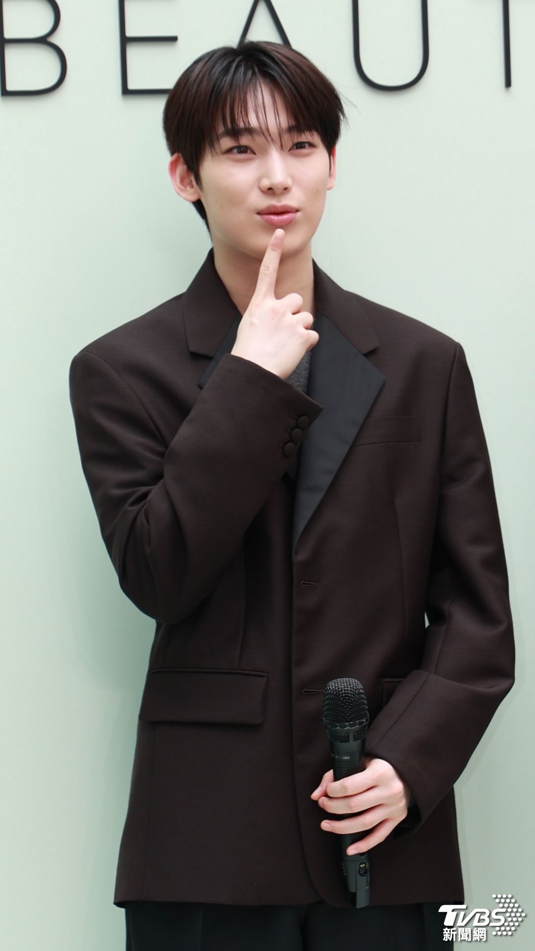 圖輯／ENHYPEN禎元、善禹狂被逗笑！ 「擦汗、嘟嘴」小表情太萌│TVBS新聞網