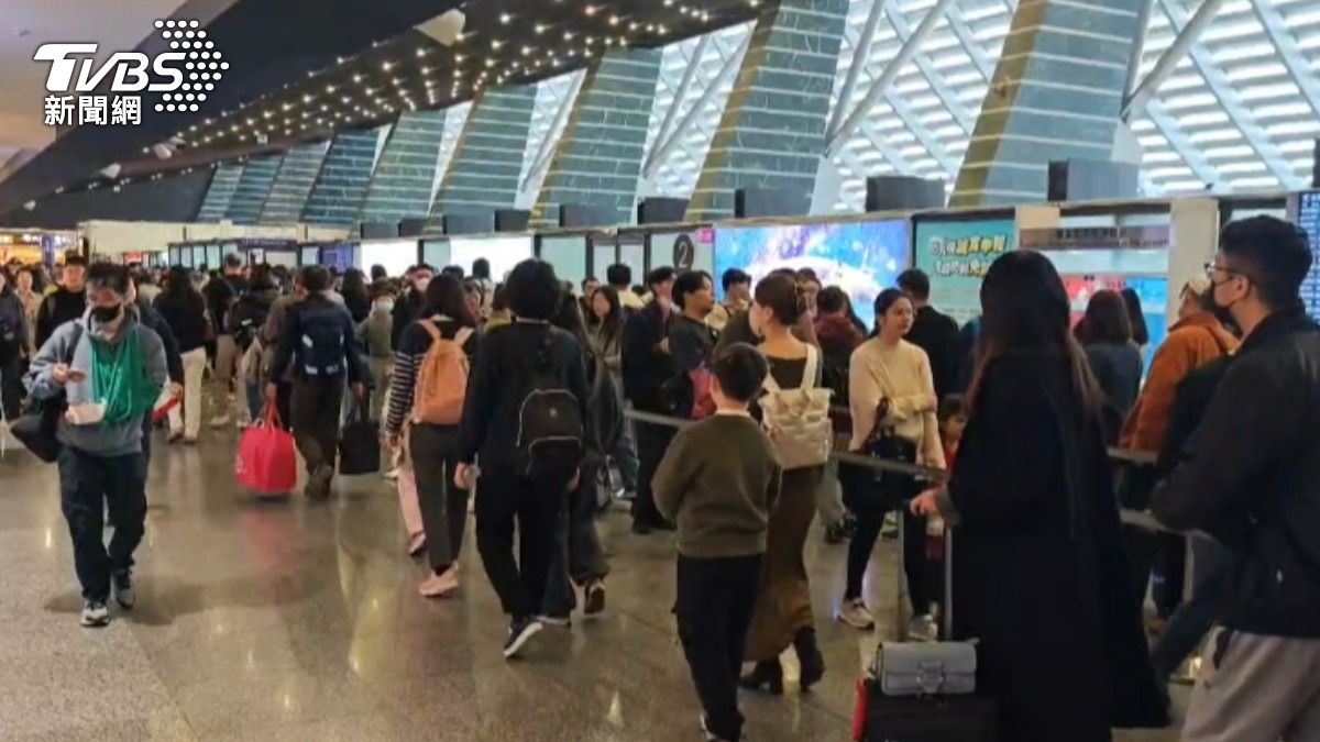 人力不足？桃機排隊塞爆「過安檢花1小時」 官方解釋了│TVBS新聞網