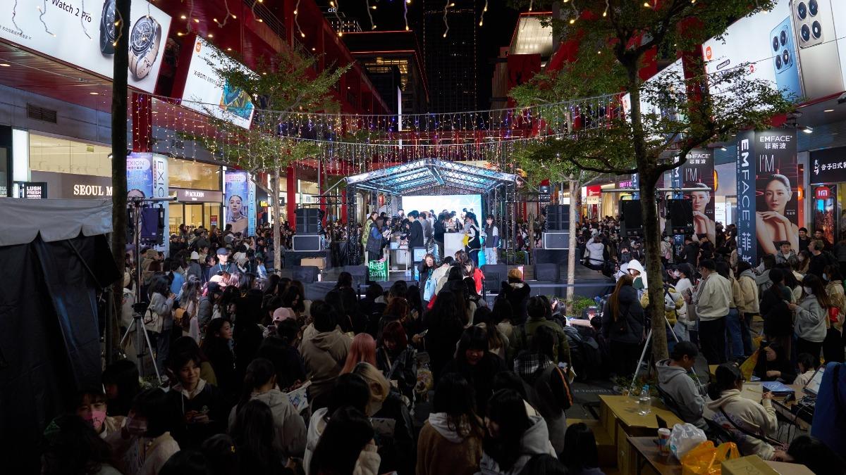 《SCOOL》打破男團記錄！連簽13小時擠爆信義區 瘋狂行徑曝│TVBS新聞網