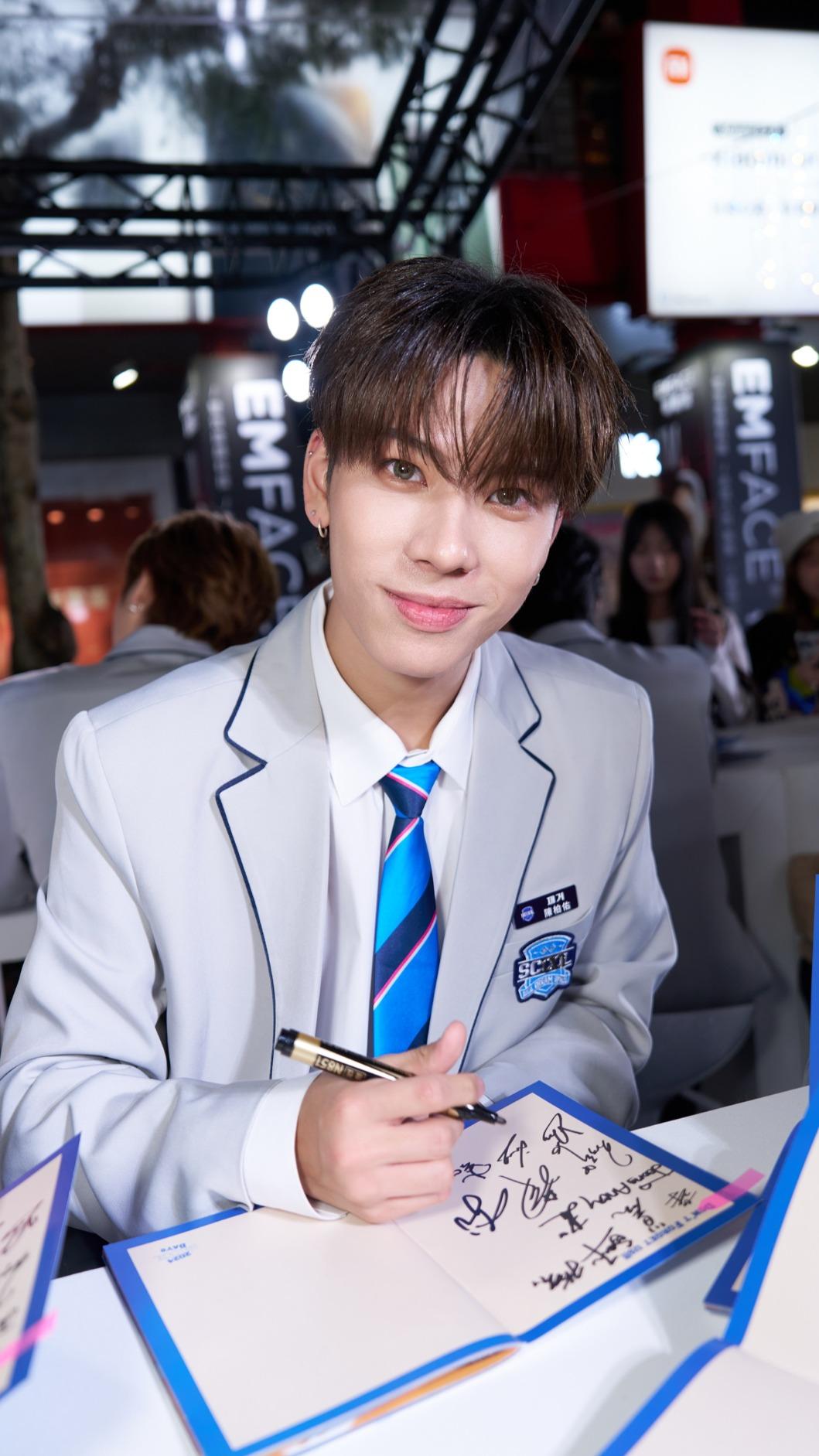 《SCOOL》打破男團記錄！連簽13小時擠爆信義區 瘋狂行徑曝│TVBS新聞網