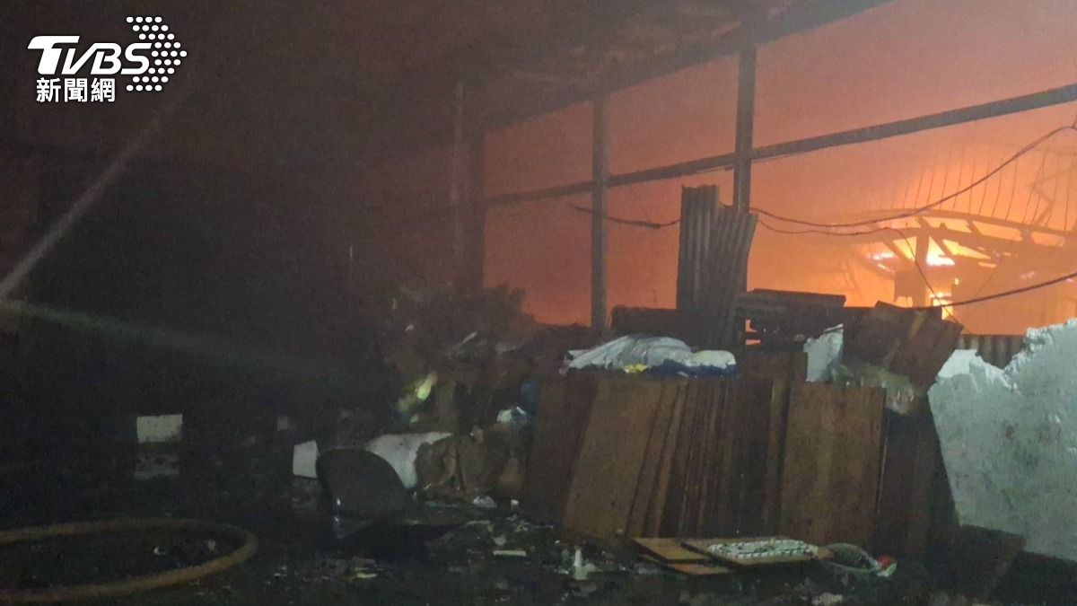 快訊／蘆洲火警延燒3工廠「濃煙直竄天際」 消防灌救籲戴口罩│TVBS新聞網