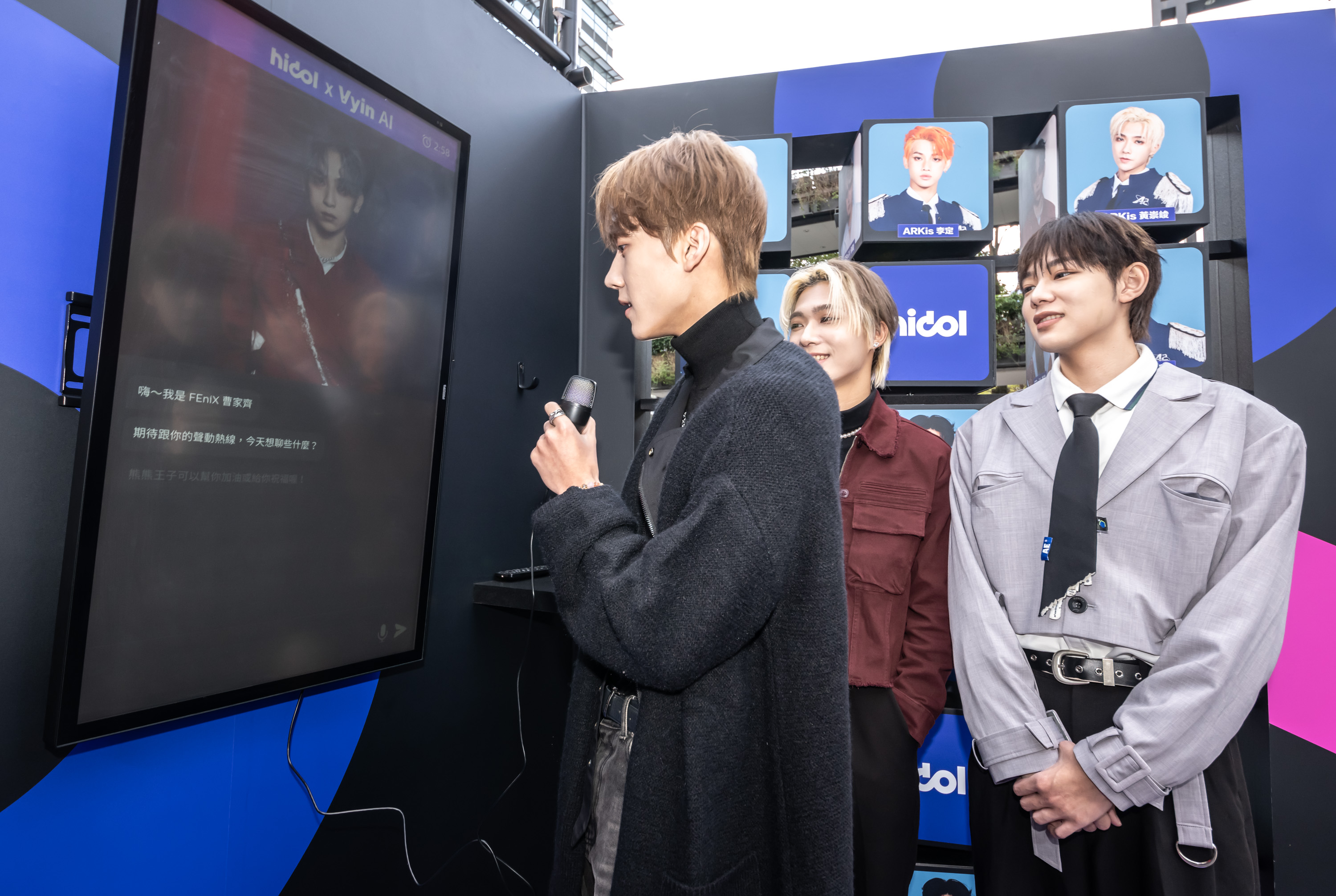 原子少年2人氣團 ARKis 出道首秀 hidol「AI 潮流探索站 」寵粉簽名會 AI 互動體驗驚喜連連 粉絲擠爆爭│TVBS新聞網