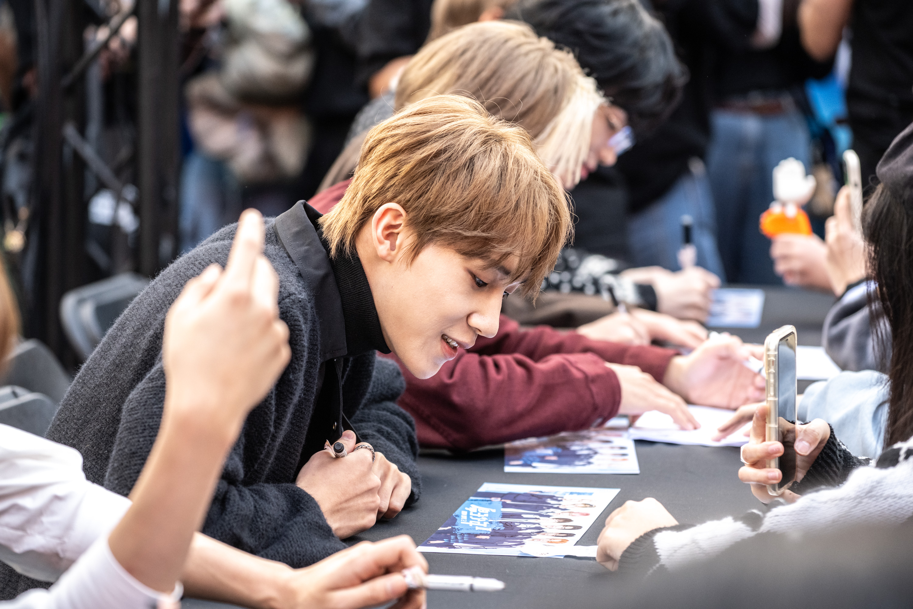 原子少年2人氣團 ARKis 出道首秀 hidol「AI 潮流探索站 」寵粉簽名會 AI 互動體驗驚喜連連 粉絲擠爆爭│TVBS新聞網