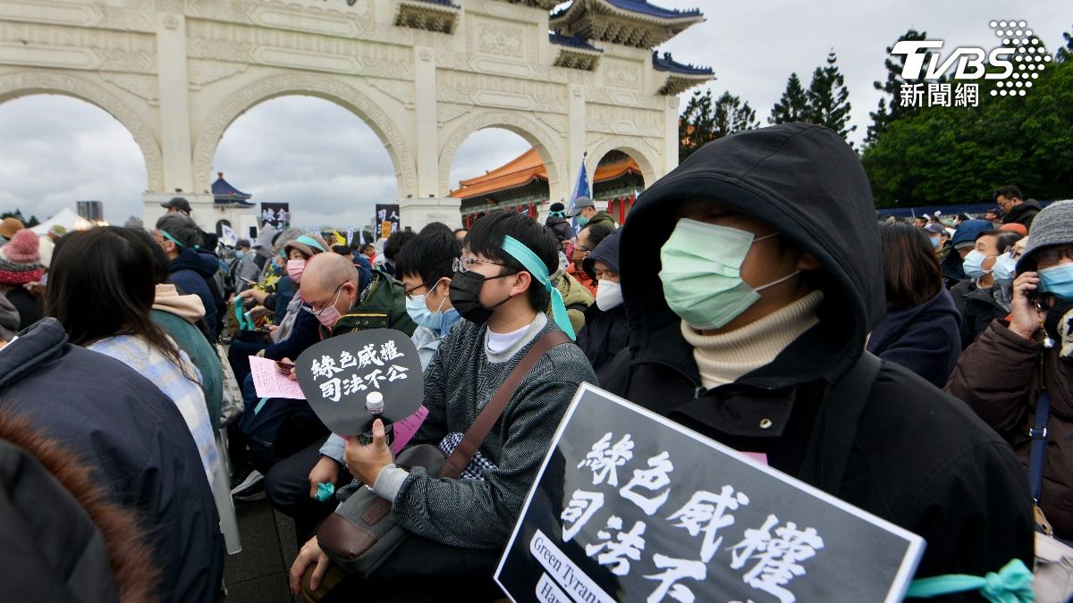 不畏冷氣團發威！民眾黨111釘孤枝 5萬小草出動吼：放人│TVBS新聞網