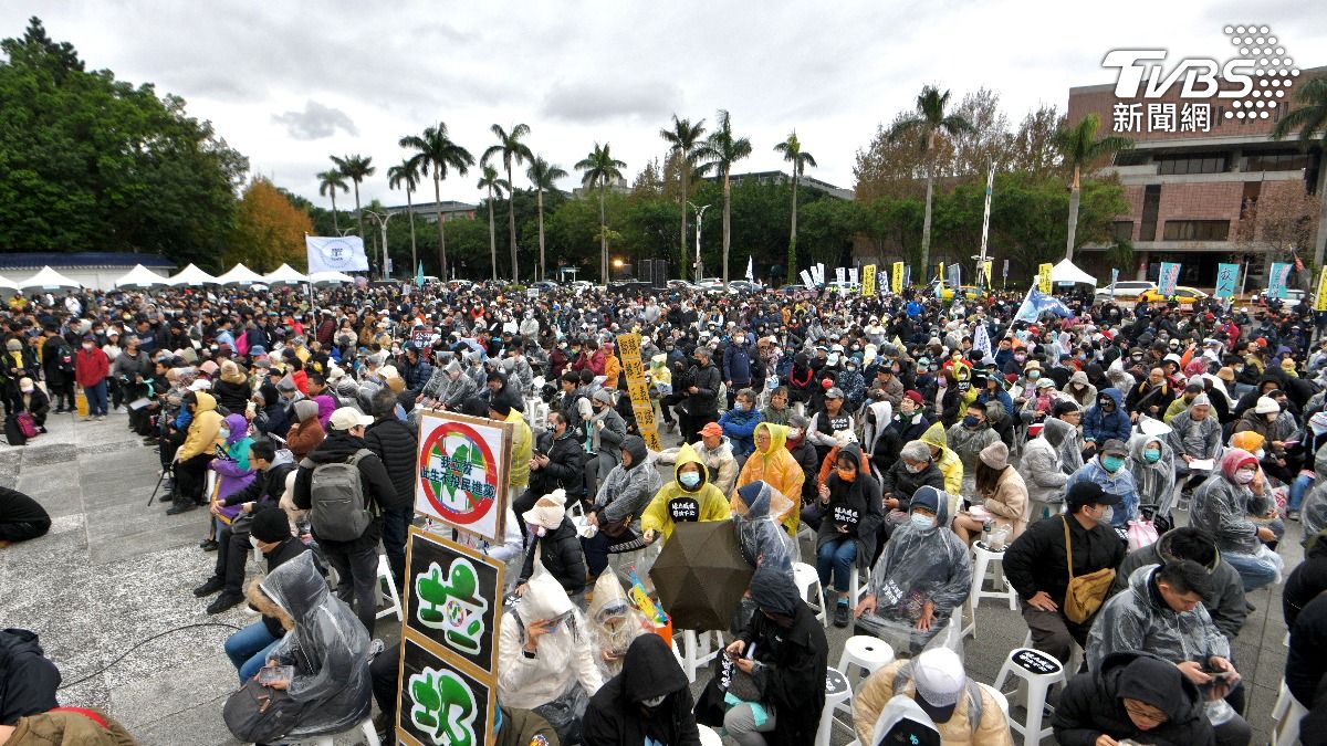 不畏冷氣團發威！民眾黨111釘孤枝 5萬小草出動吼：放人│TVBS新聞網