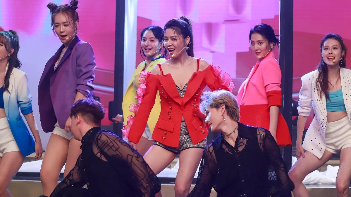 白家綺彎腰「超兇雪白長輩」掉出！ 私下幫老公「呼呼」細節全說了│TVBS新聞網