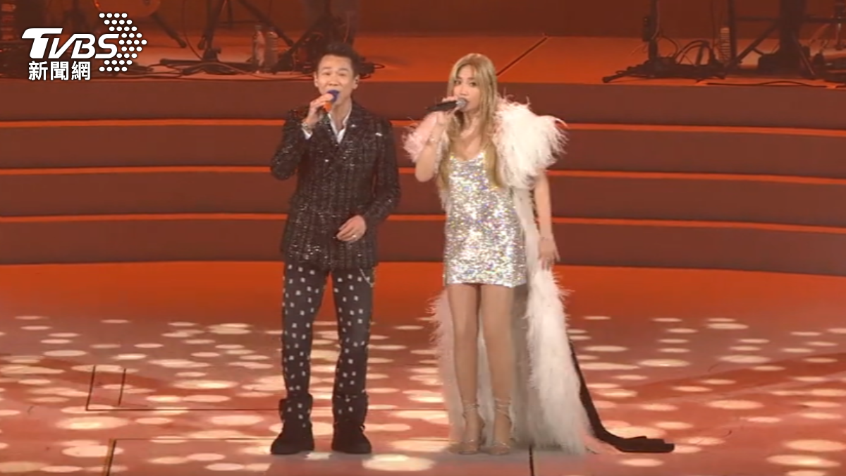 A-Lin攻蛋「打嗝」突喊卡！高衩禮服曬長腿│TVBS新聞網