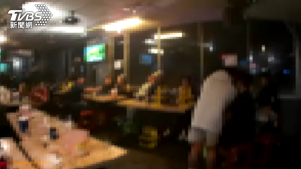 以為被嗆「看X小」！台中少年仔深夜餐館打成一團 男右眼掛彩│TVBS新聞網