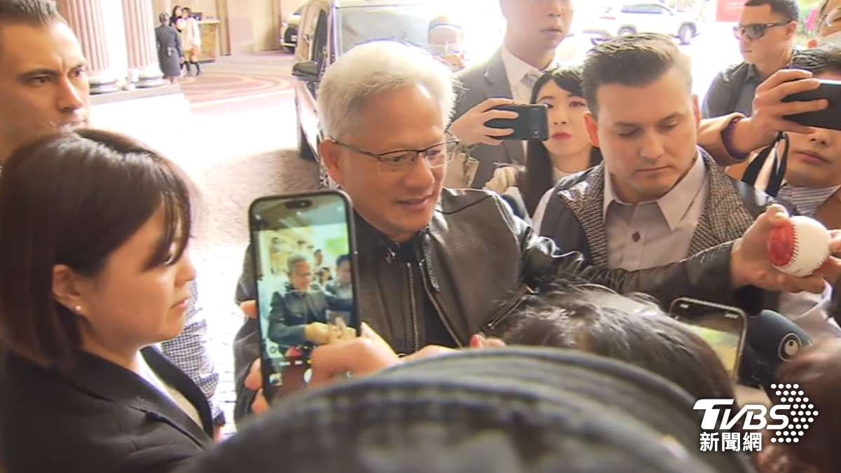 黃仁勳寵粉！ 貼心攙扶記者、粉絲擠爆要簽名│TVBS新聞網