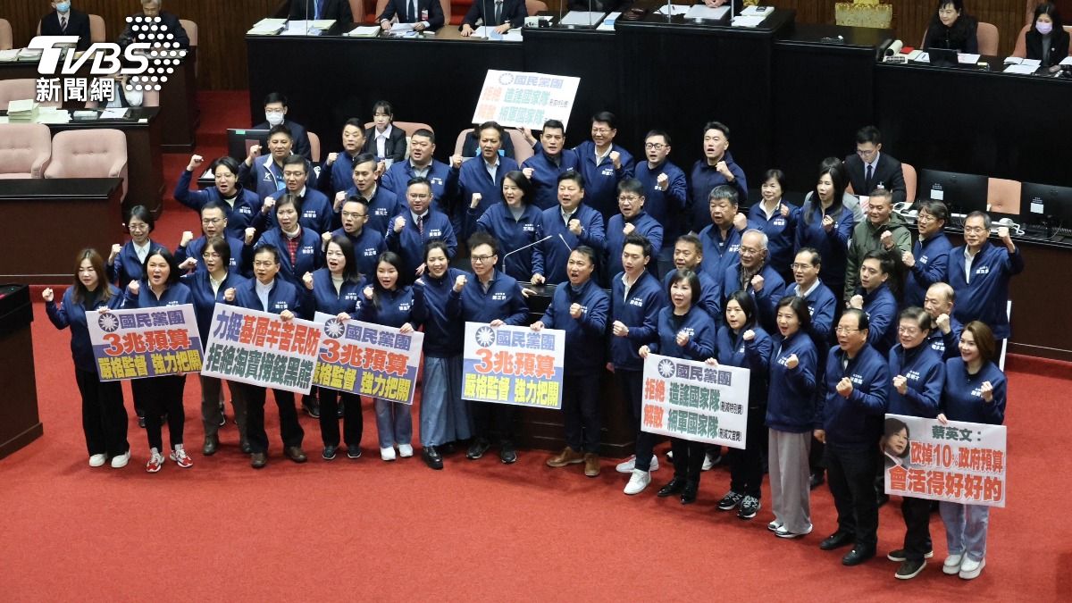 快訊／三讀了！立院挑燈夜戰審總預算 藍白聯手大砍近2100億 │TVBS新聞網