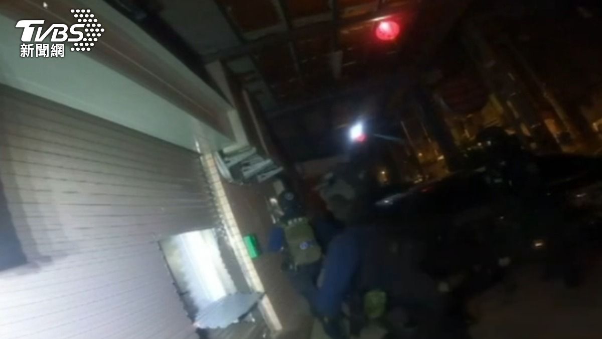 桃園民宅藏天九牌職業賭場 警持電鋸破門速逮70賭客│TVBS新聞網