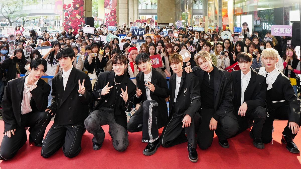 《原子少年2》最帥男團「ARKis」超寵粉 12小時馬拉松簽名不喊累│TVBS新聞網