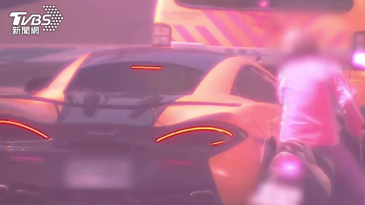 千萬麥拉倫現身高雄！阿嬤「左顧右看」前方停紅燈 A下去 GG了│TVBS新聞網