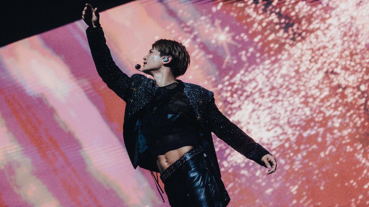 SHINee珉豪個唱第一站獻台灣！ 大秀「性感冰塊肌」炸翻港都│TVBS新聞網