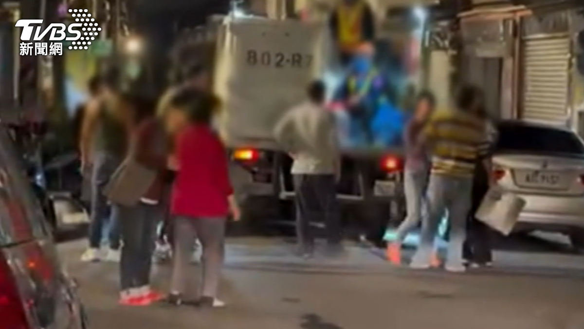 下來輸贏！男跳上資源回收車 揪清潔員衣領│TVBS新聞網