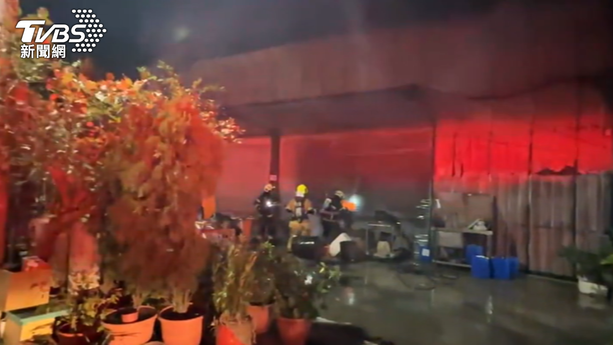送洗衣物燒光光！高雄仁武洗衣工廠惡火 老闆家人淚灑現場│TVBS新聞網