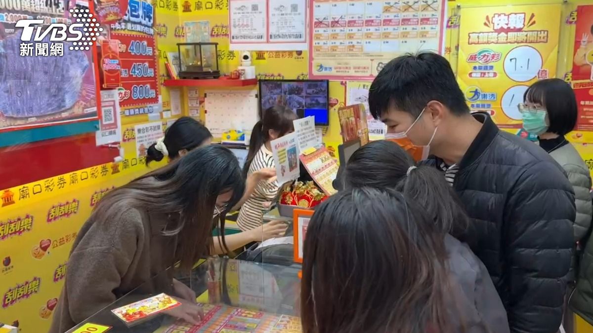 2000萬頭獎又出現一張！新竹竹蓮寺彩券行 在地人現場刮中│TVBS新聞網