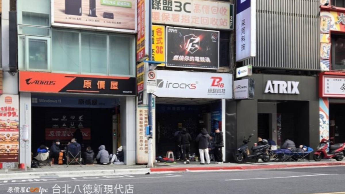 輝達RTX5090今開賣售價近9萬 玩家小年夜就搭帳篷排隊等搶│TVBS新聞網