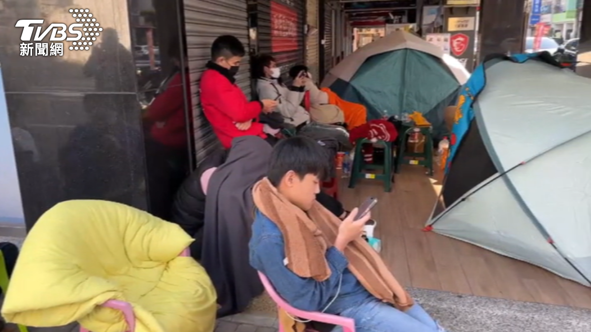 輝達最新神卡「RTX5090」即將開賣！粉絲過年連排2天 搭帳棚、小椅全準備好│TVBS新聞網