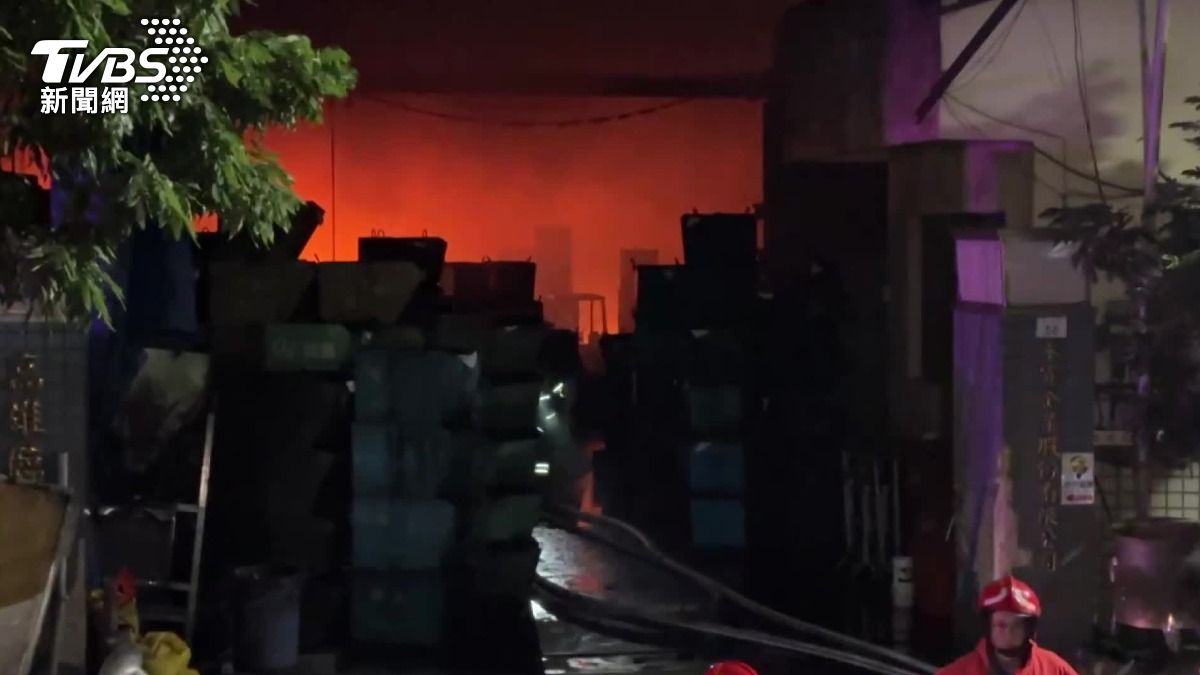 高雄小港300坪螺絲工廠大火！ 存放「甲醇、丙烷」近2小時才滅│TVBS新聞網
