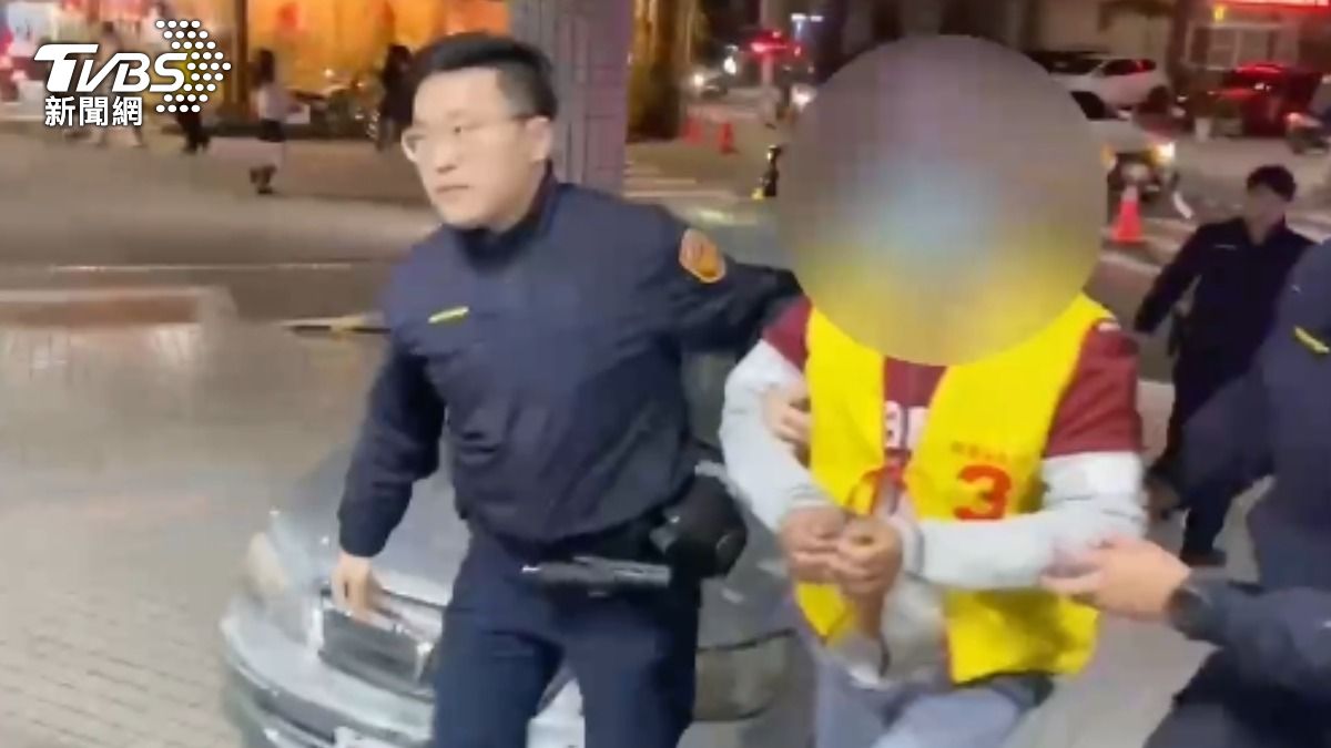 有片／高雄鄰居積怨已久 他酒醉倒車「來回衝撞民宅」 │TVBS新聞網