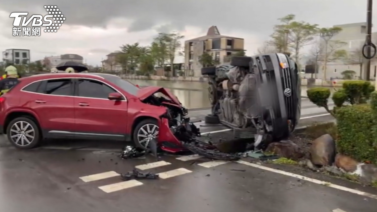 疑路口無紅綠燈釀禍！廂型車撞翻2車 共11人送醫│TVBS新聞網