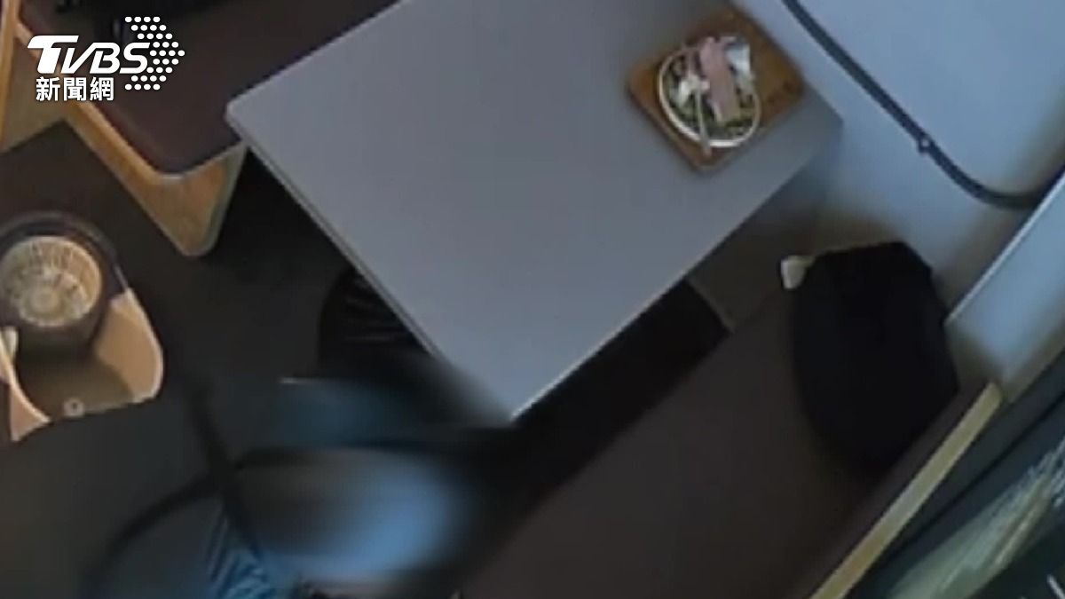 誰讓地板喝奶茶？顧客打翻未告知店家 這一招顧客氣炸│TVBS新聞網