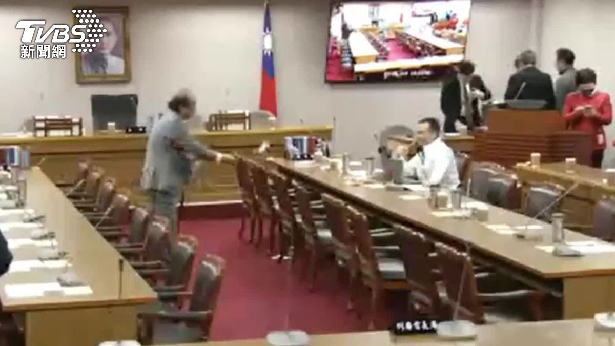 協商被柯建銘怒丟「四顆紅龜粿」 羅智強笑翻還原經過│TVBS新聞網