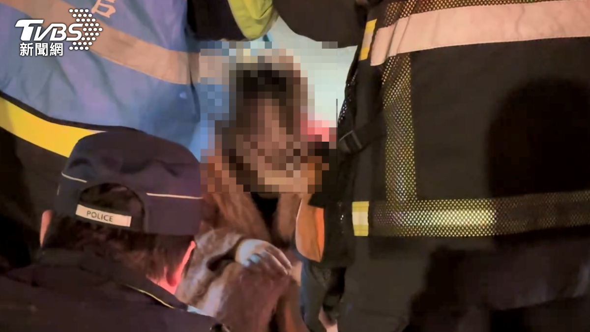 現場畫面曝！中和套房失火「男成焦屍」 女友崩潰掩面痛哭│TVBS新聞網