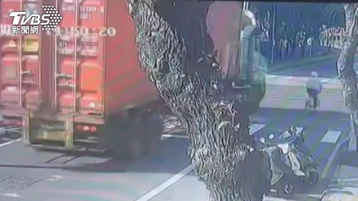 驚悚！空姐騎UBike 遭右轉貨櫃車輾亡│TVBS新聞網
