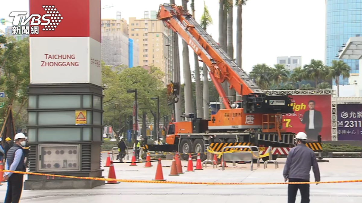 新光三越爆炸案死者家屬悲慟招魂 吊車進駐突有碎石砸落工程車│TVBS新聞網