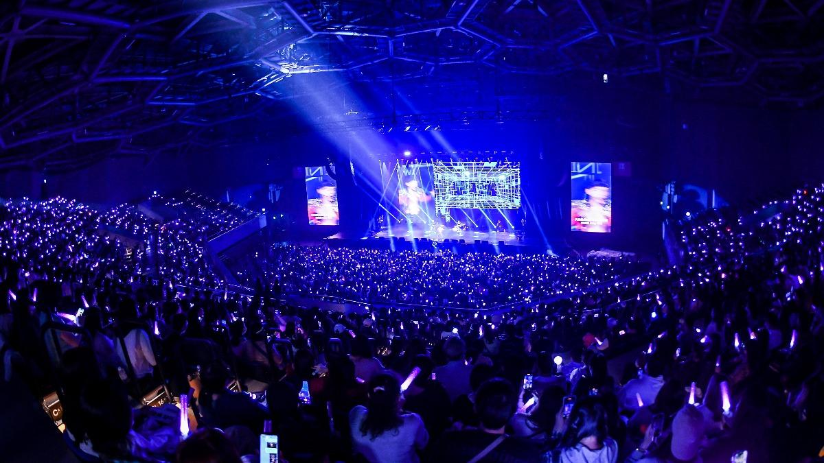 嘶～哈～RAIN高雄開唱上空現身！抖胸肌狂搖狗公腰 衝下台嗨瘋了│TVBS新聞網