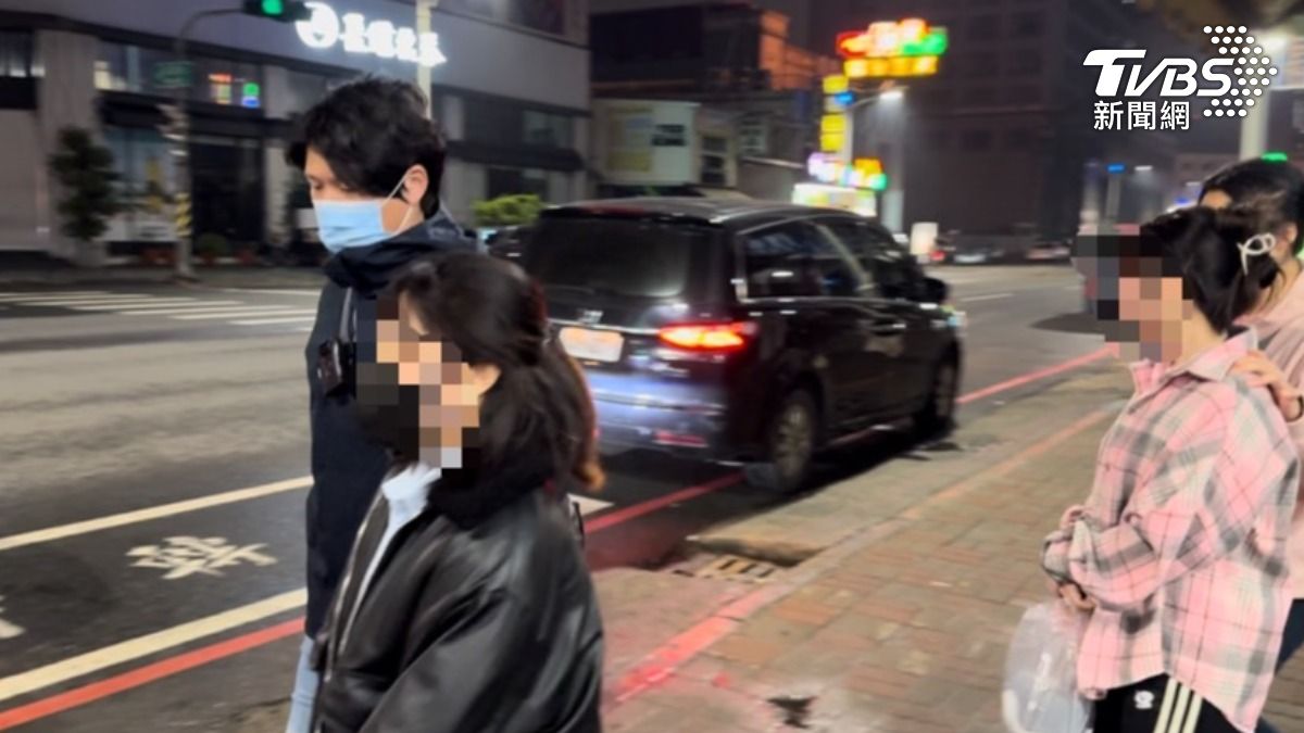 SPA館排毒激戰遭破門！嫩妹驚逃留全裸男客 最小才18歲│TVBS新聞網