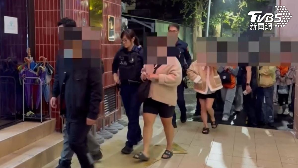 SPA館排毒激戰遭破門！嫩妹驚逃留全裸男客 最小才18歲│TVBS新聞網