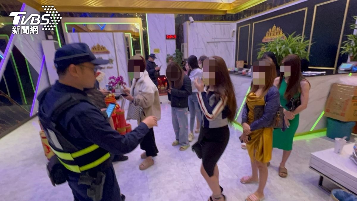 台中警掃蕩KTV！越南小姐姐穿「中空裝」躲廁所藏暗櫃全被抓│TVBS新聞網