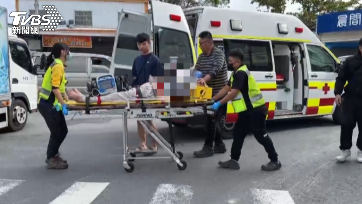 台東騎士臉蒼白「倒路中昏迷」 3好心民眾急CPR搶命│TVBS新聞網