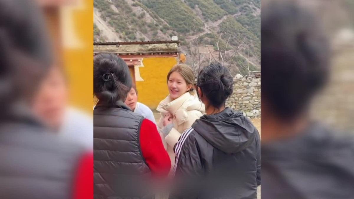 趙露思強勢回歸！拍攝大片「美貌再升級」 現身四川「不靠拐杖」自行行走│TVBS新聞網