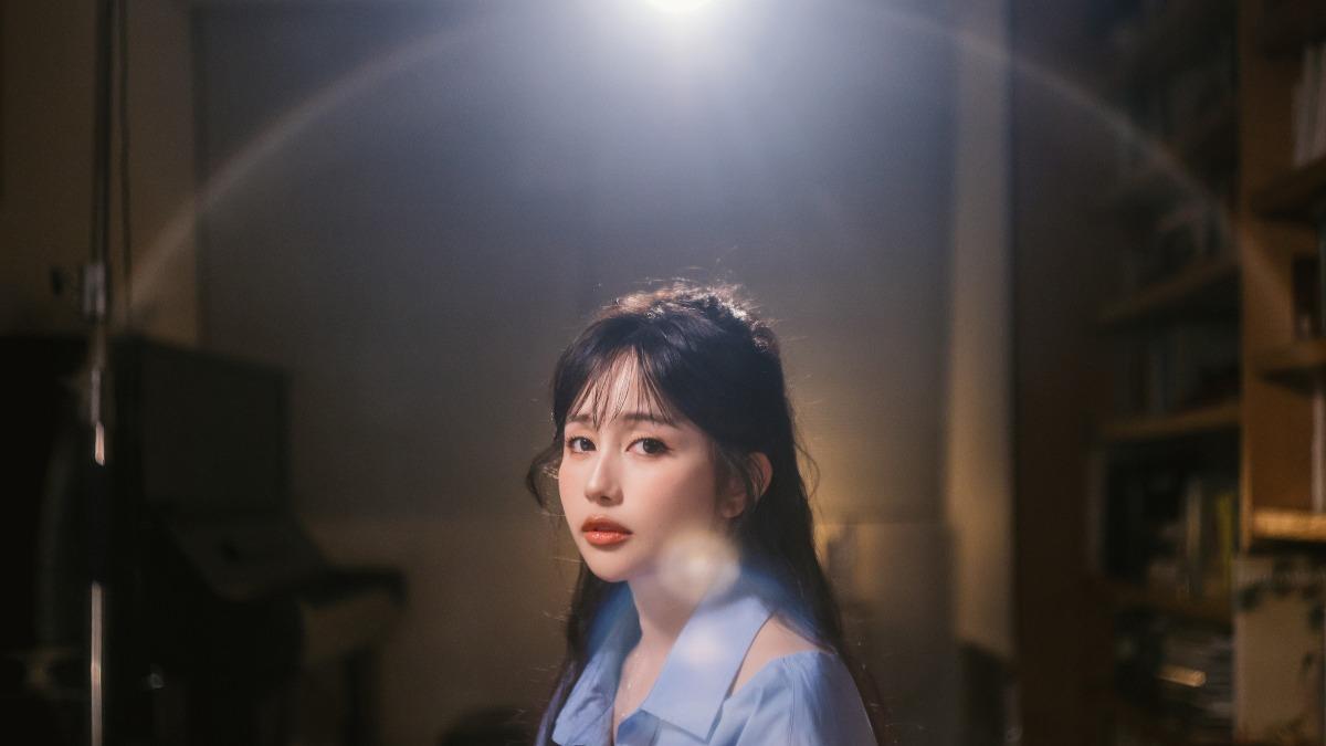 阿信力捧正妹OL造型美成這樣！認有「感情潔癖」：不傷害他人│TVBS新聞網