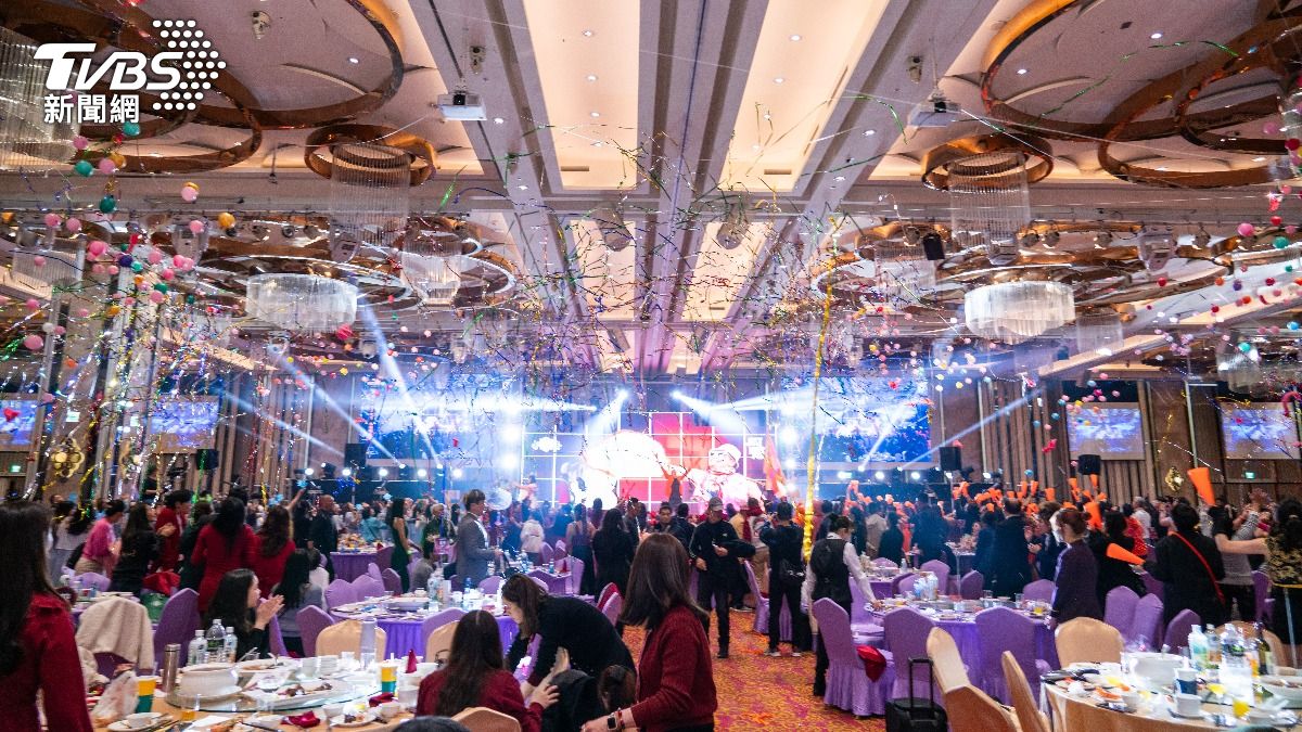 金錢豹董座偕小24歲愛妻吃春酒 撒美金紅包總獎金400萬│TVBS新聞網