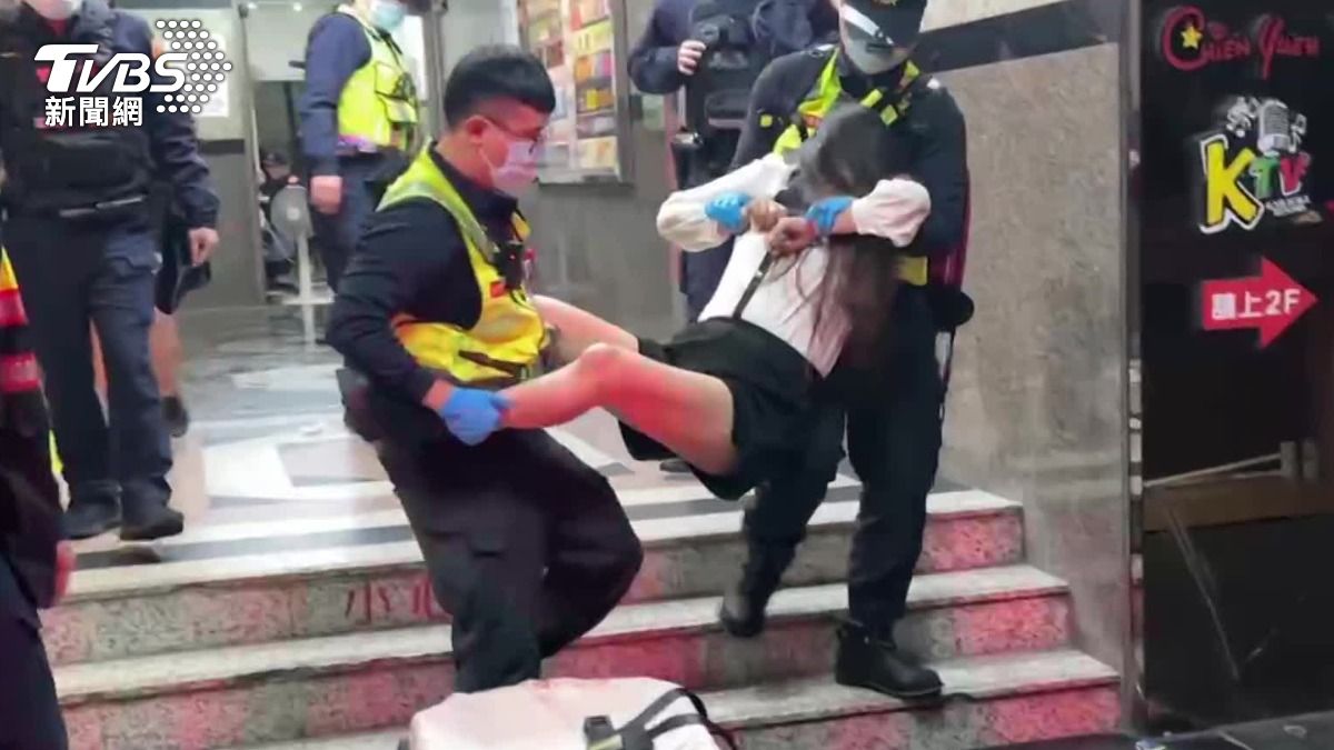 白衣長髮女怒嗆警！KTV鬧事遭壓制管束│TVBS新聞網